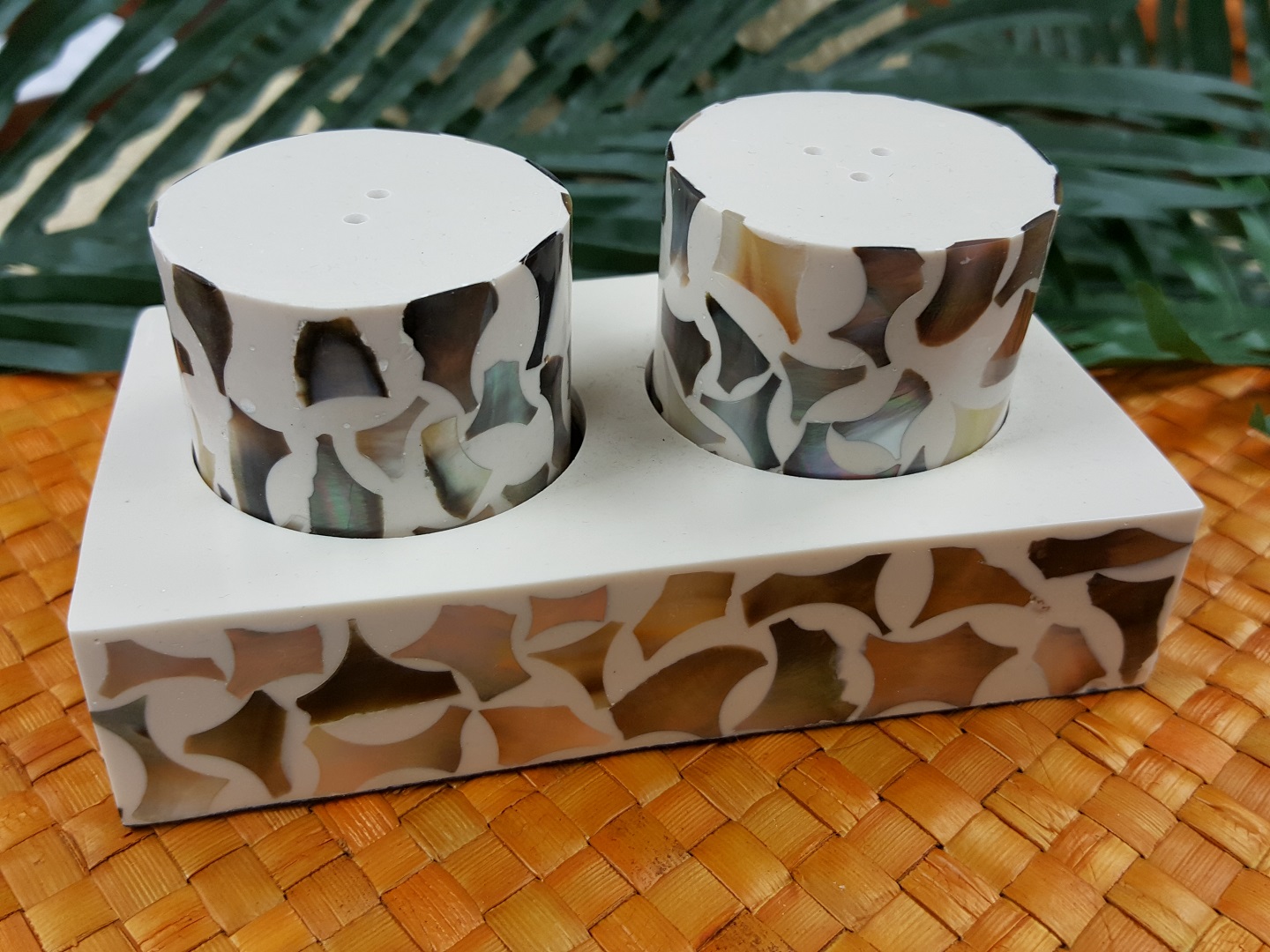 Unique shell salt pepper shakers Unique shell salt pepper shakers